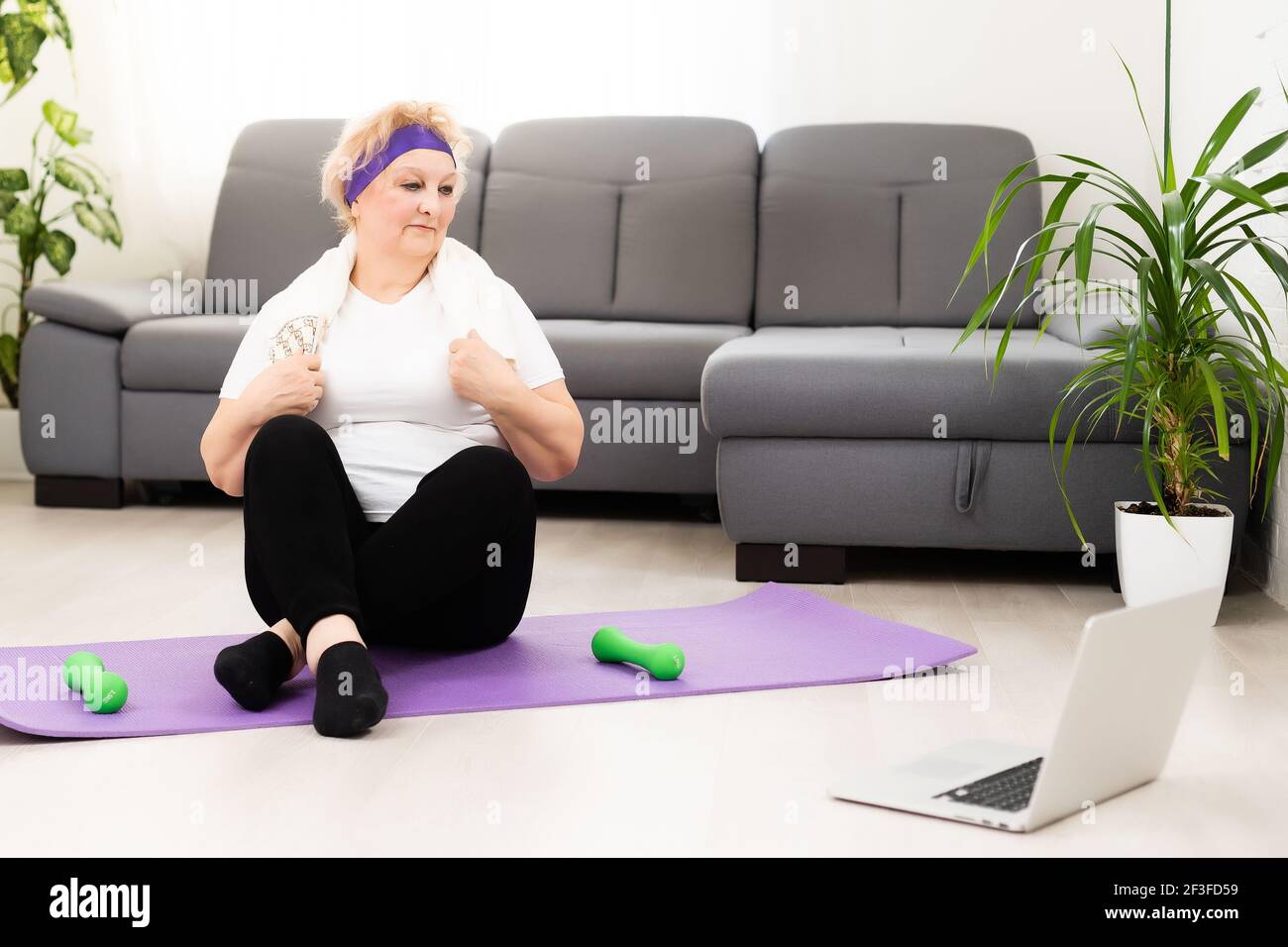 Seniors use laptop class hi-res stock photography and images - Alamy