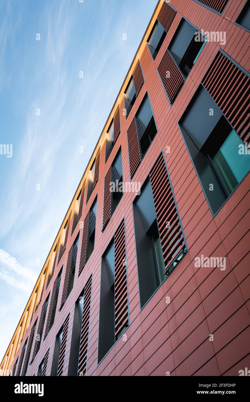 Vertical shot building modern hi-res stock photography and images - Alamy