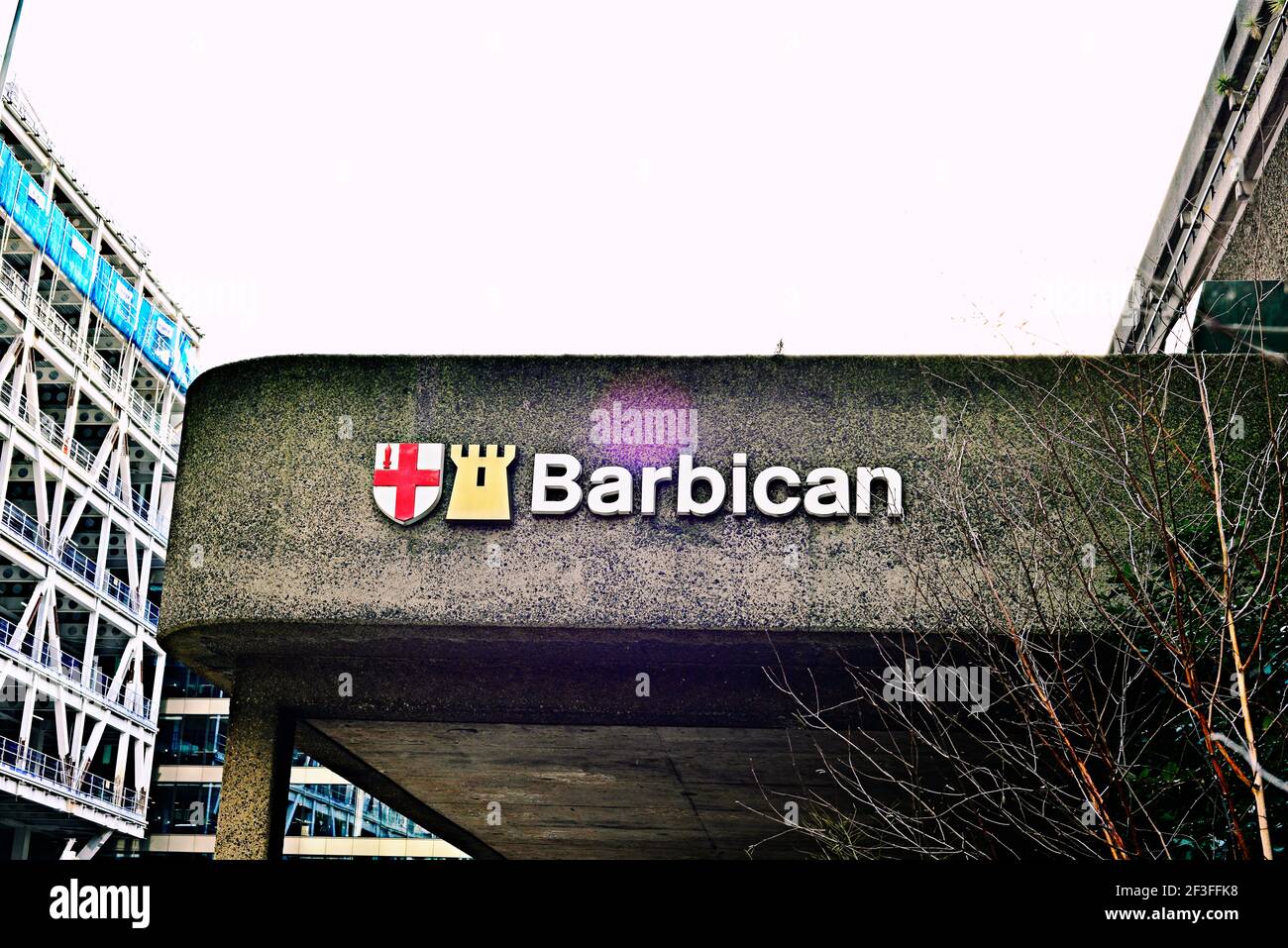 Barbican building london exterior hi-res stock photography and images ...
