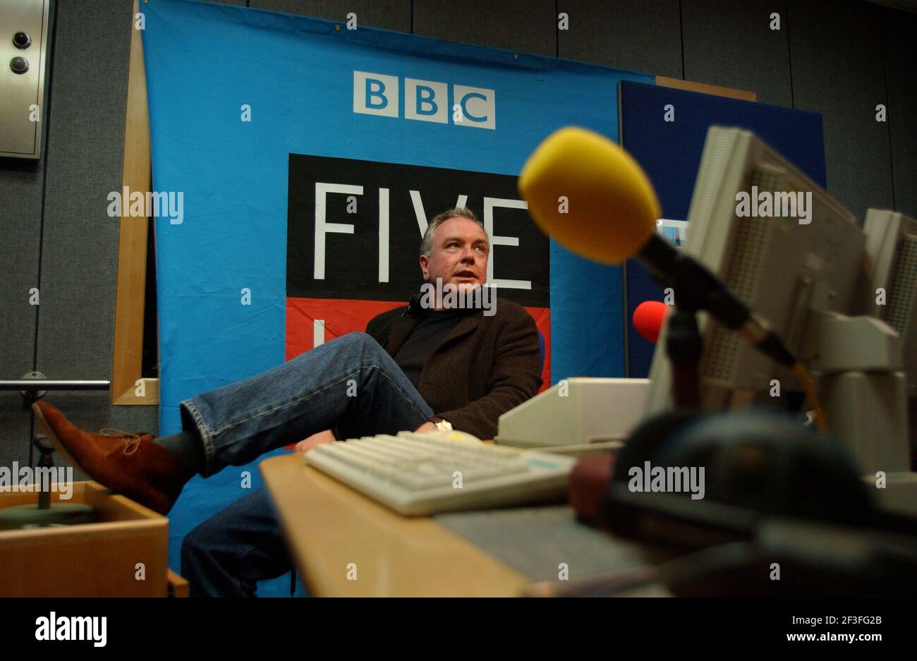 MATTHEW BANNISTER IN THE 5 LIVE STUDIO.27/10/03 PILSTON Stock Photo - Alamy