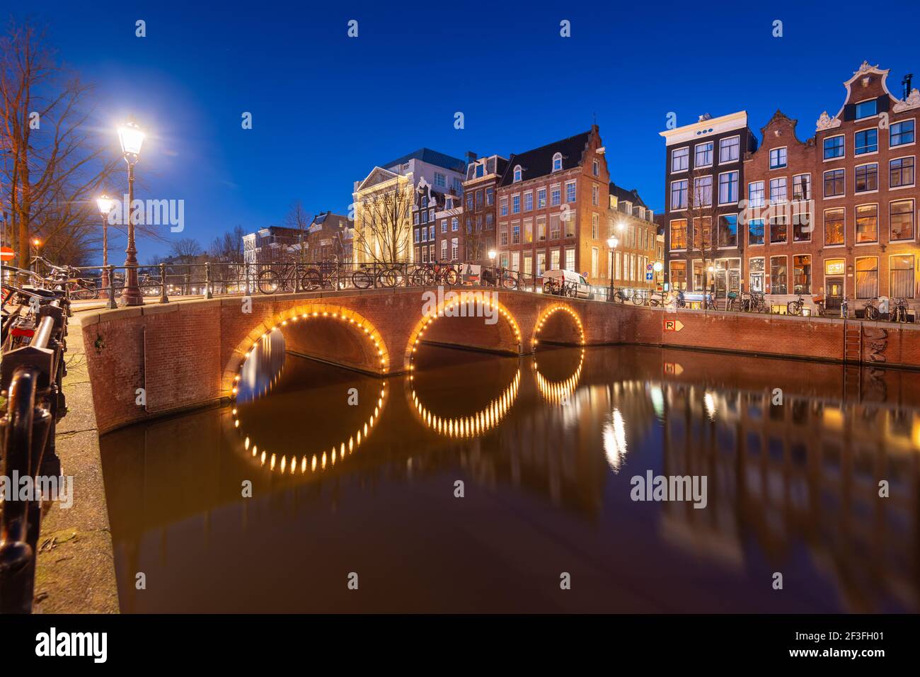 Night scene on amsterdam canal hi-res stock photography and images - Alamy