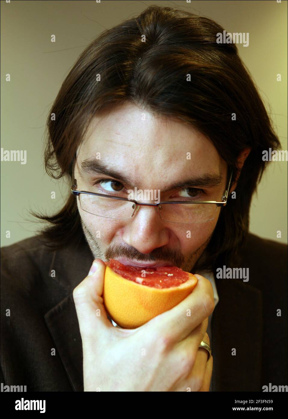 Jerome Taylor tries MIRACLE FRUIT ( Synsepalum Dulcificum) which makes ...