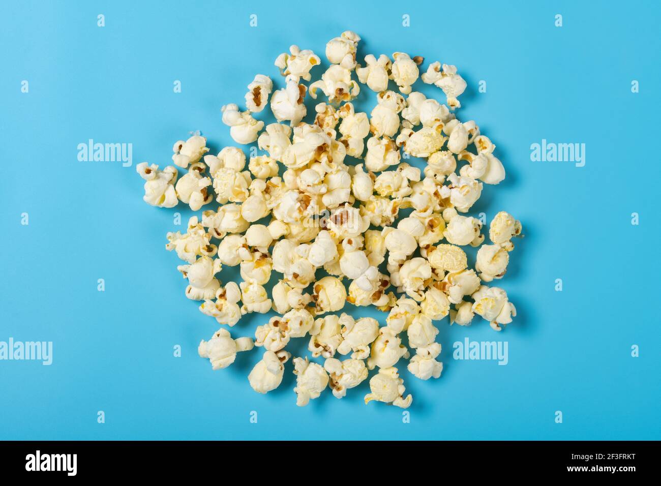 Popcorn on blue background top hi-res stock photography and images - Alamy
