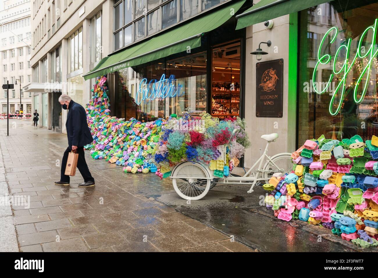 Easter eggs window display hi-res stock photography and images - Alamy