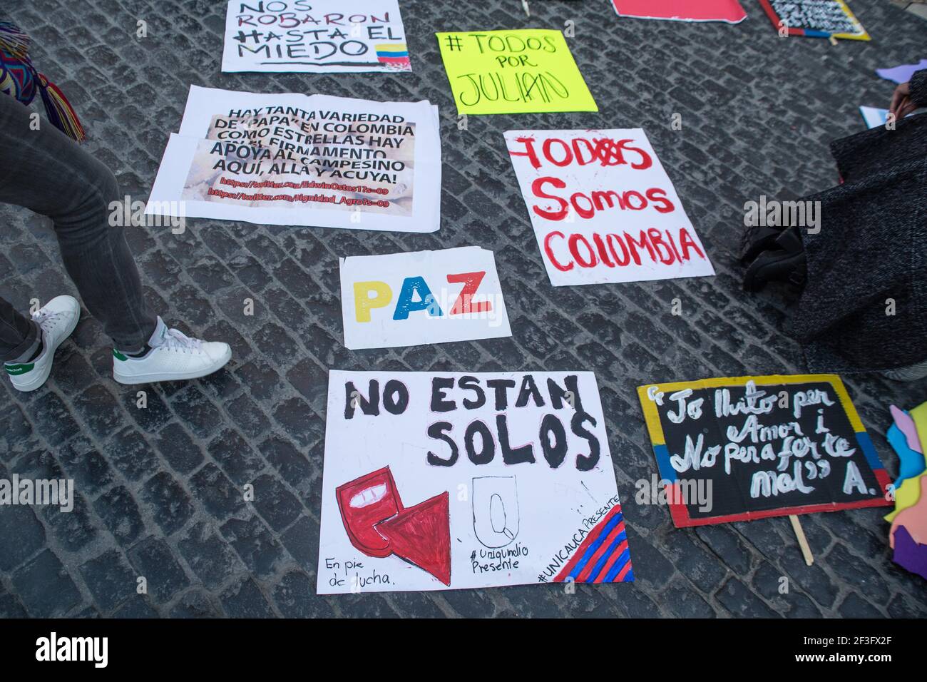 False peace hi-res stock photography and images - Alamy