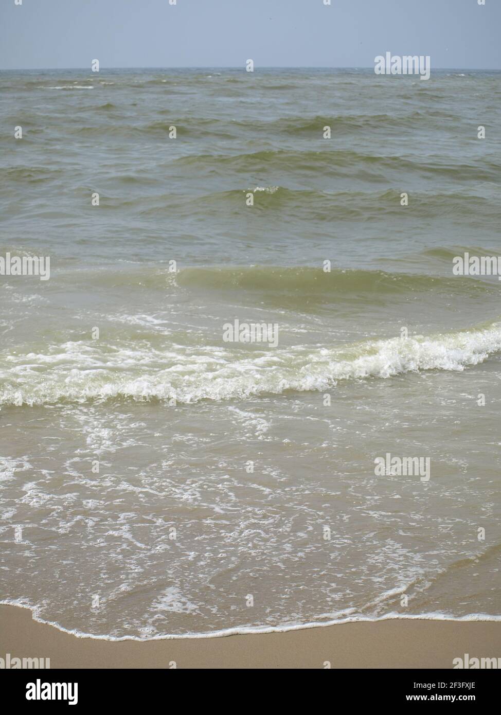 A vertical shot of an ocean with mild waves - perfect for background ...
