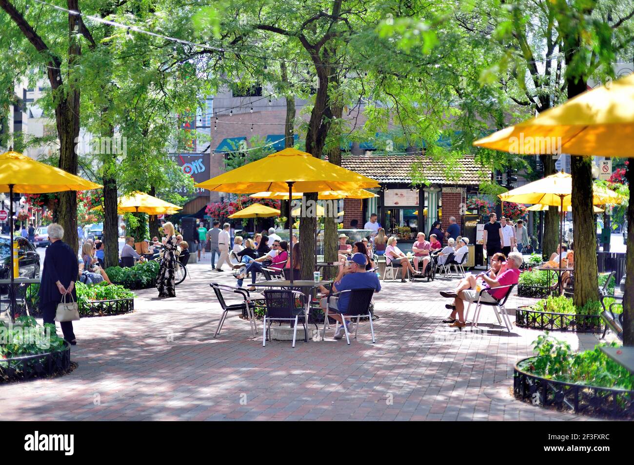 Chicago summer street activity hi-res stock photography and images - Alamy