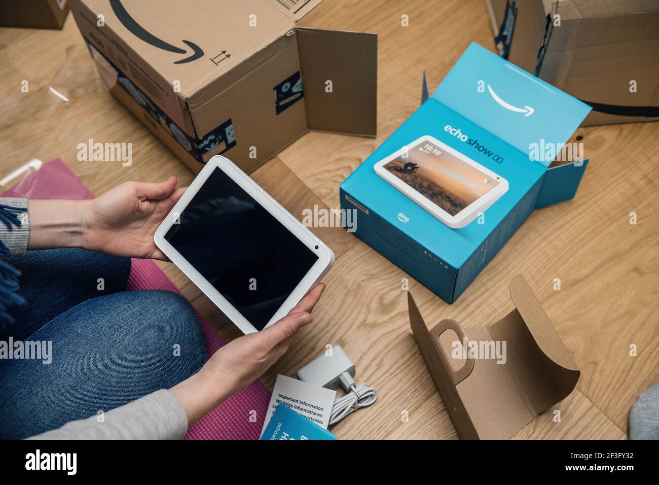 Amazon speaker with screen hi-res stock photography and images - Alamy