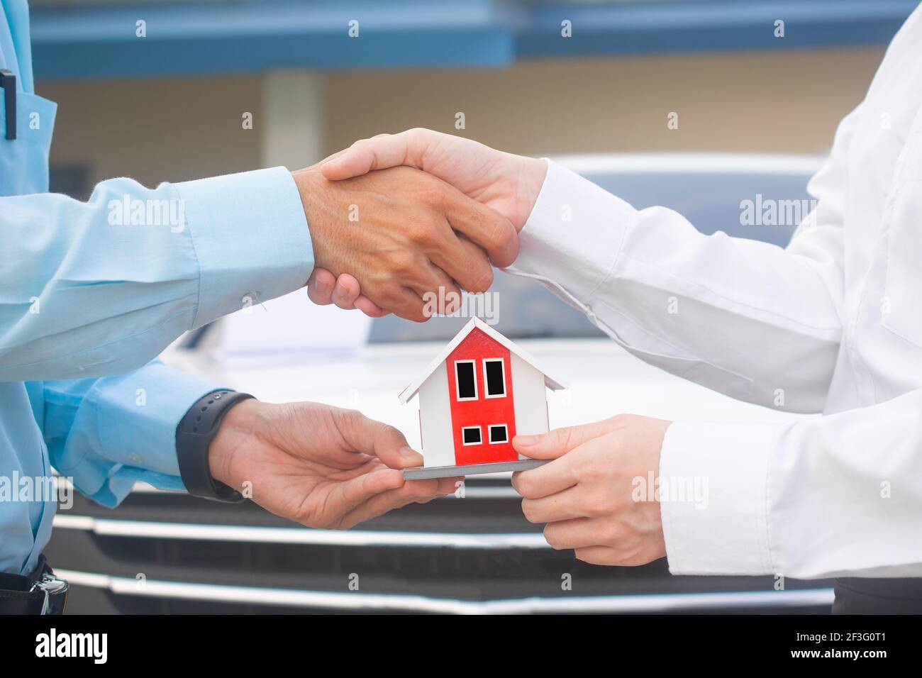 Hand shake after contract and Salesman giving house to customer Stock ...