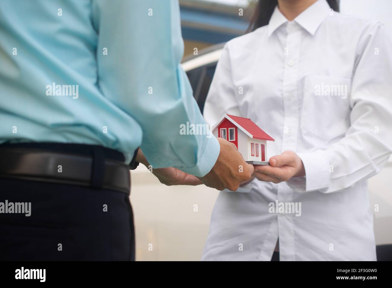 Salesman giving house to customer Stock Photo - Alamy