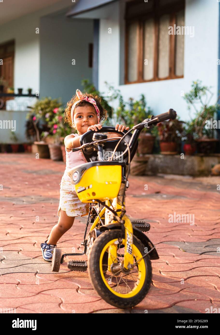 Cycling girl goa hi-res stock photography and images - Alamy