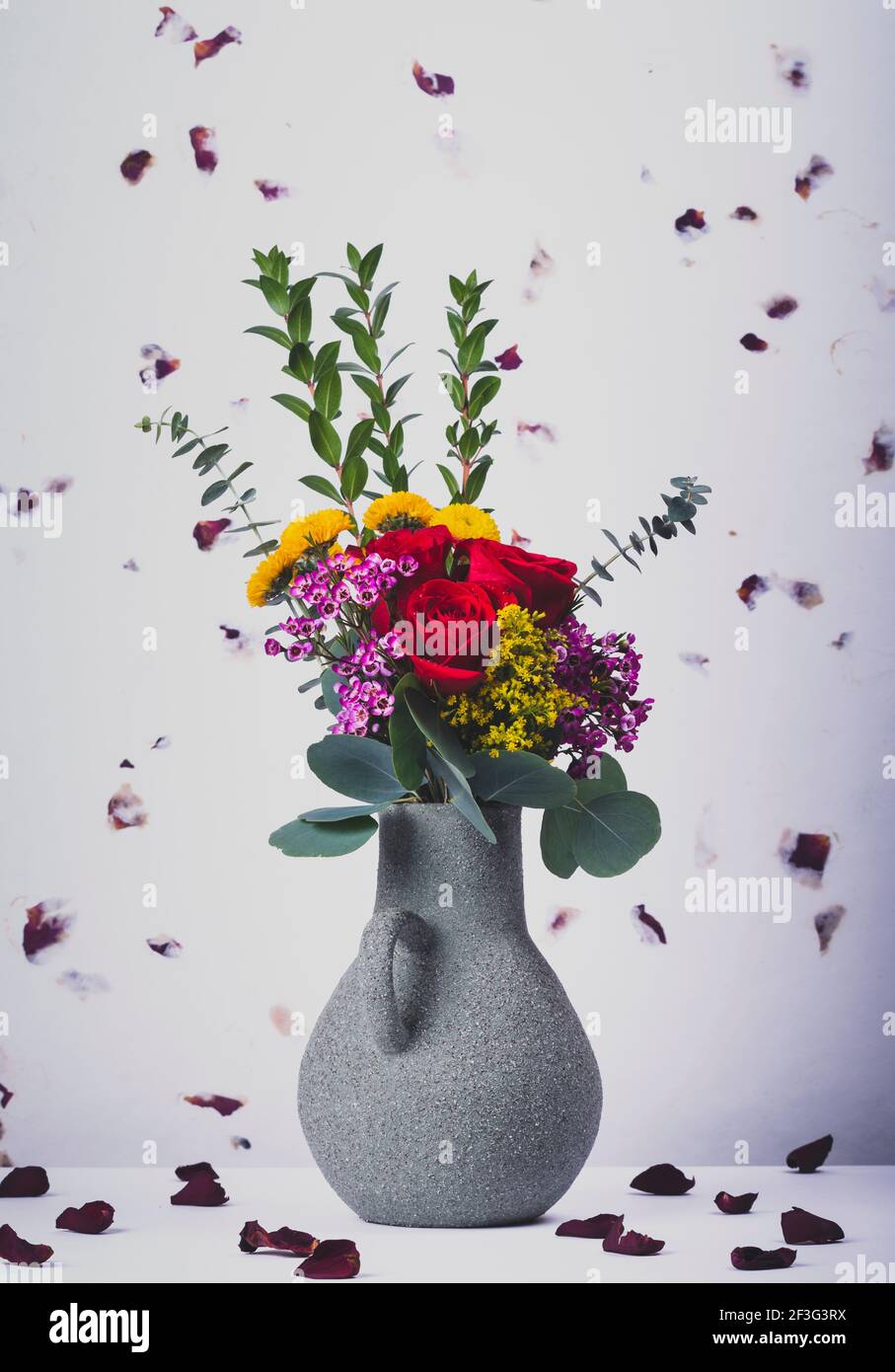 Minimal flower arrangement hi-res stock photography and images - Alamy