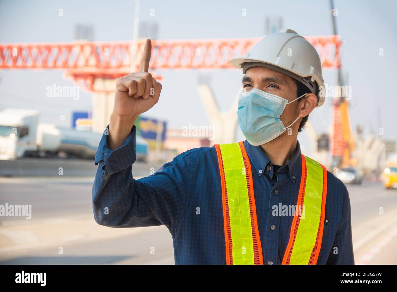Construction worker wearing facemask hi-res stock photography and ...