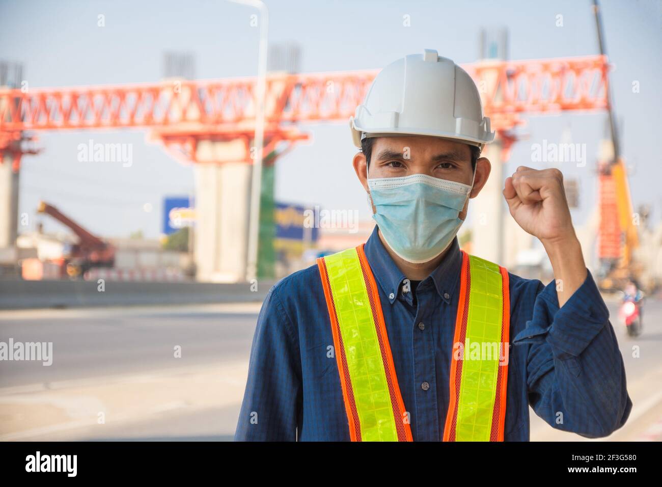 Construction worker wearing facemask hi-res stock photography and ...