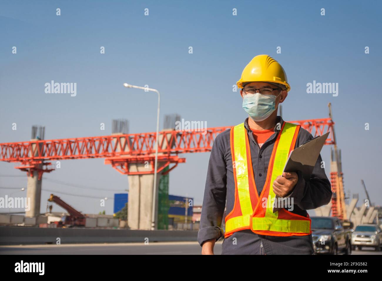 Construction worker wearing facemask hi-res stock photography and ...