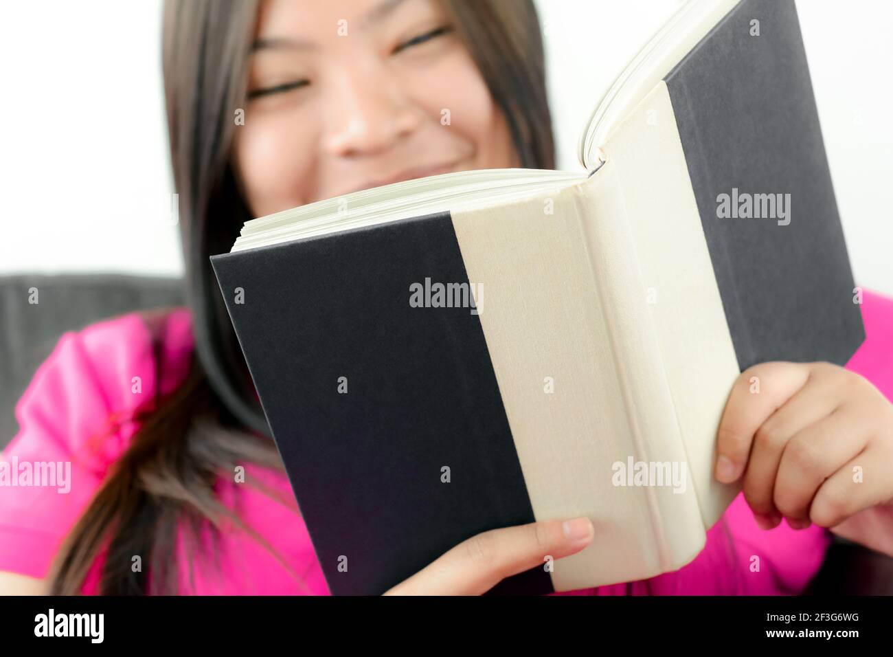 Asian girl reading hi-res stock photography and images - Alamy