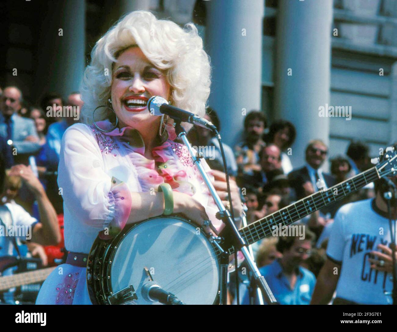 197* dolly parton hi-res stock photography and images - Alamy