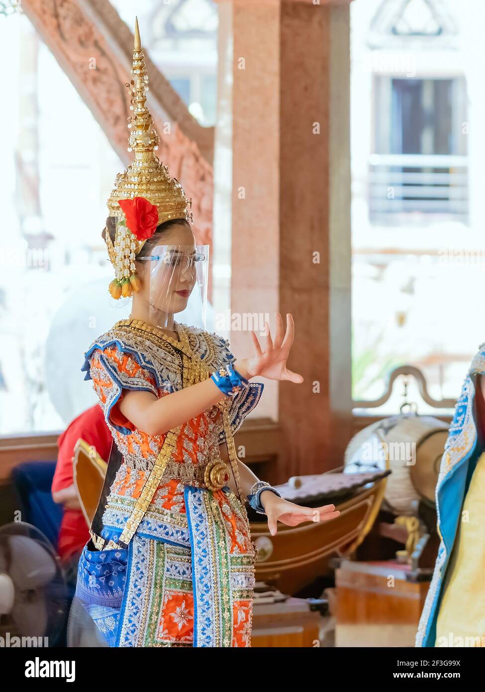 Thai dancers wearing traditional dress hi-res stock photography and ...
