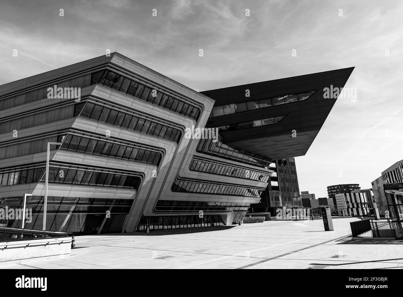 Empty square and modern building hi-res stock photography and images ...
