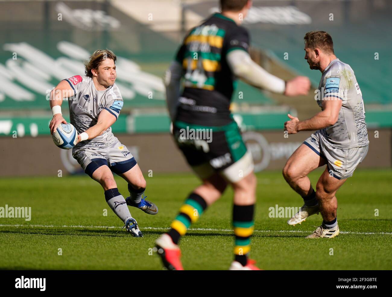 Sale Sharks scrum-half Faf De Klerk passes to Sale Sharks centre Sam ...