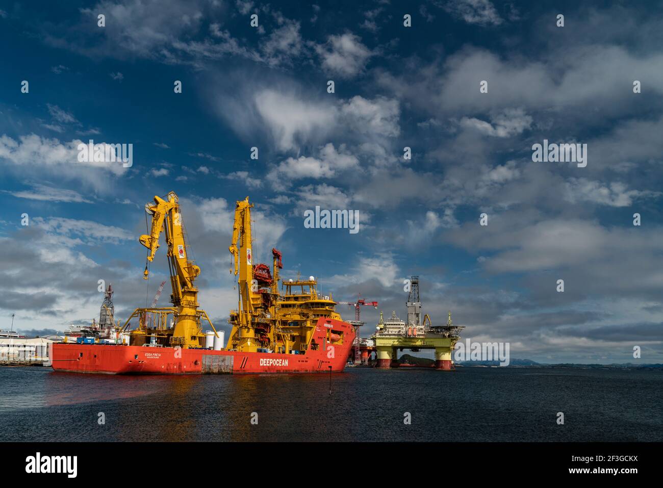 Ship And Oil Rig Against Sky Stock Photo - Alamy