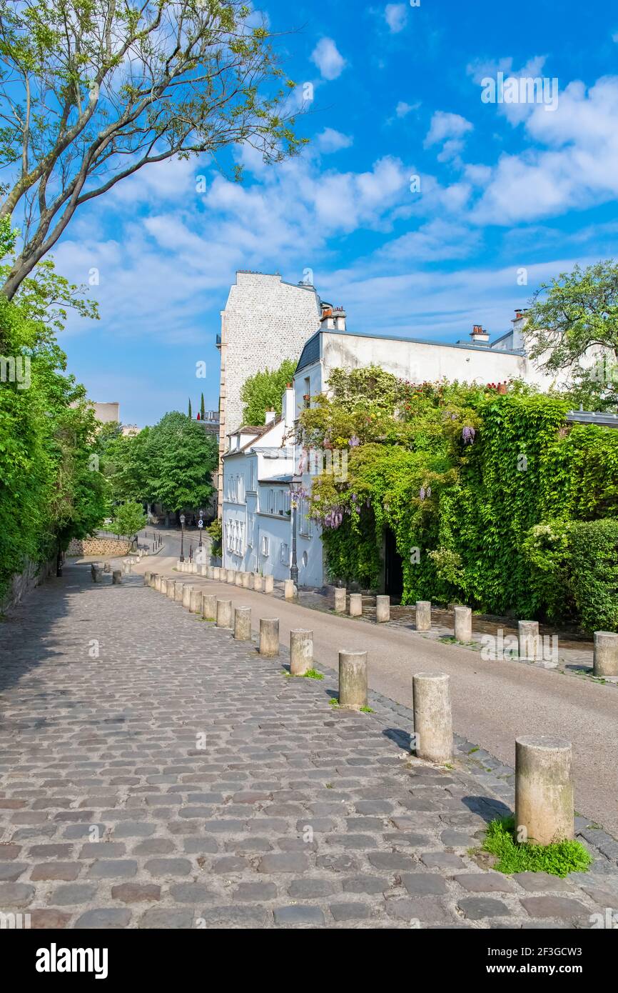 Paris, typical cobblestone street of Montmartre Stock Photo - Alamy
