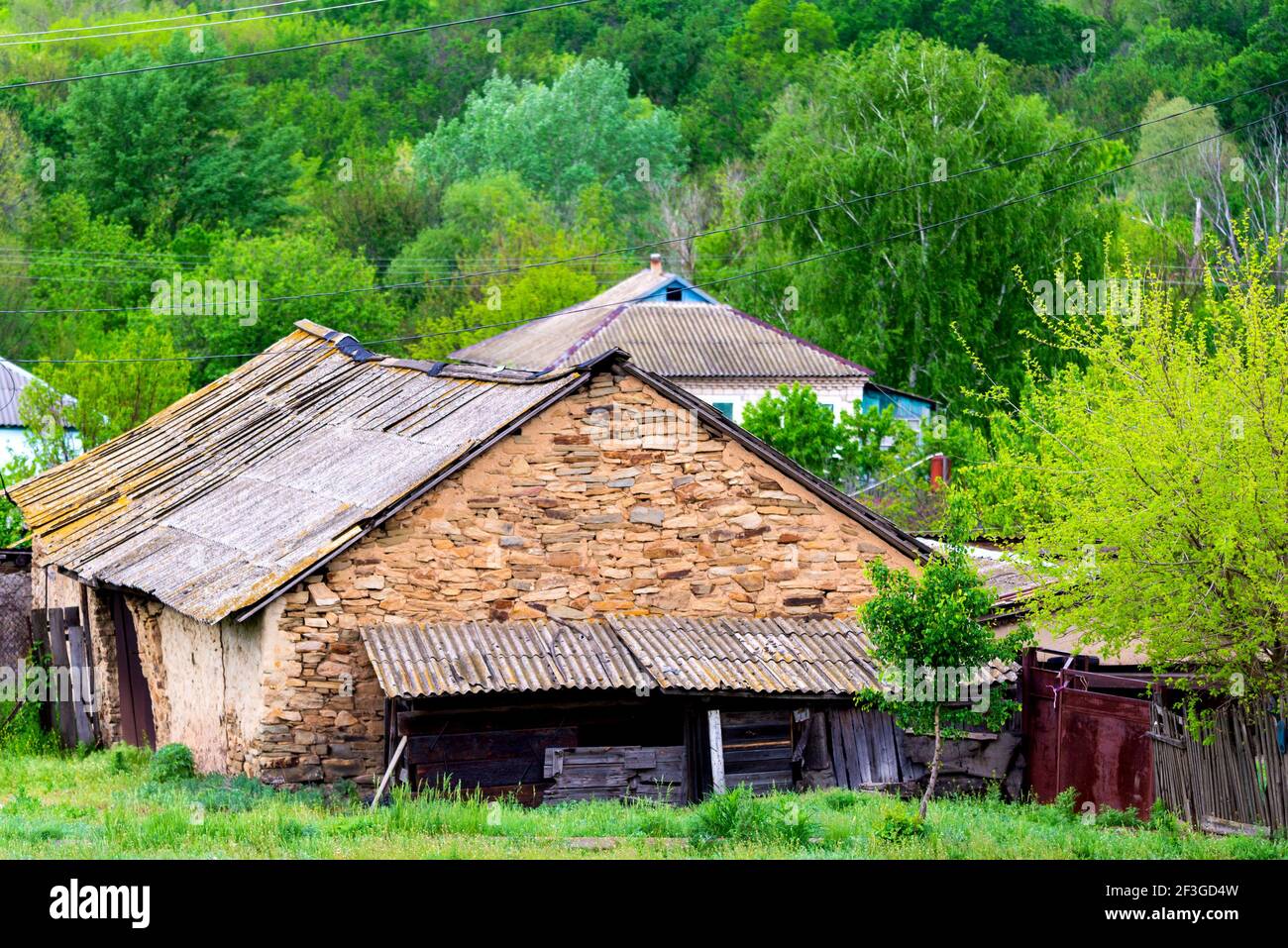 Image of the old stone barn building in the village Stock Photo - Alamy