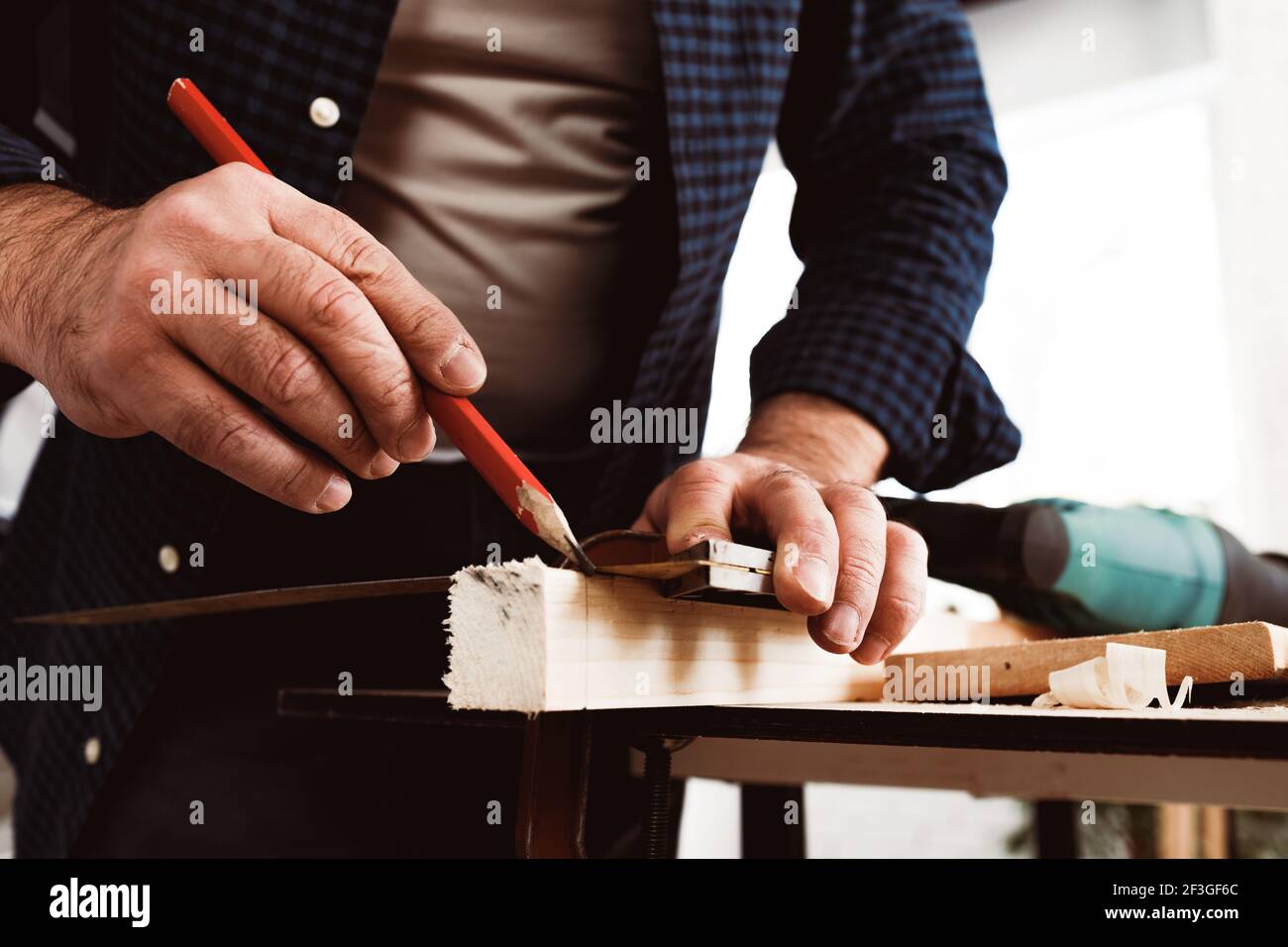 Carpenter makes pencil marks on a wood plank Stock Photo - Alamy