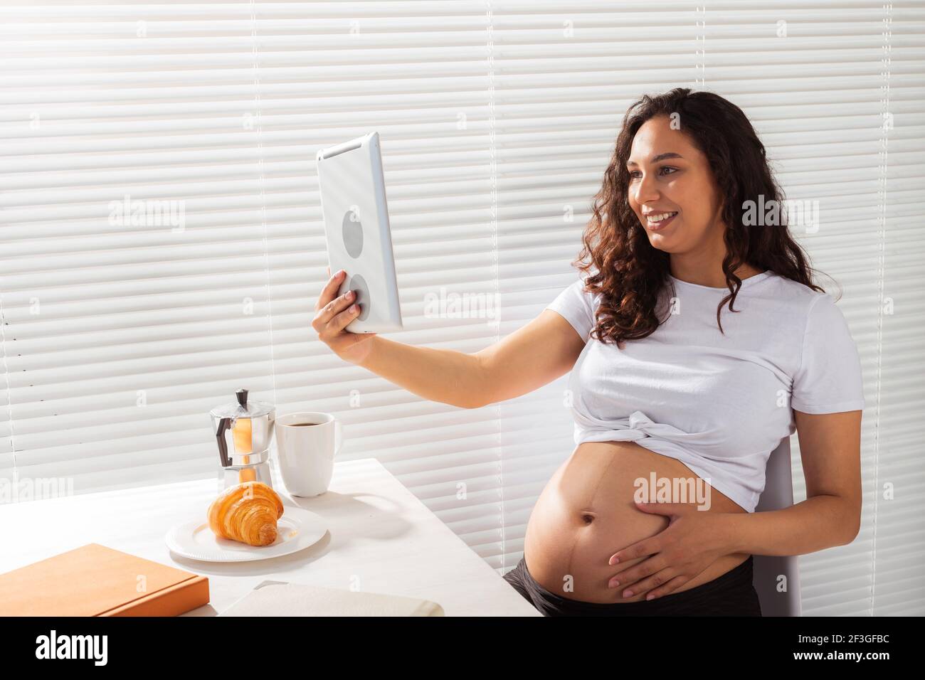 Stomach talking brunette looking hi-res stock photography and images ...