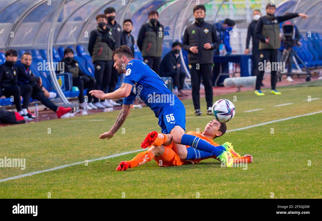 Seoul, South Korea. 14th Mar, 2021. Uros Deric (top, Suwon Samsung ...