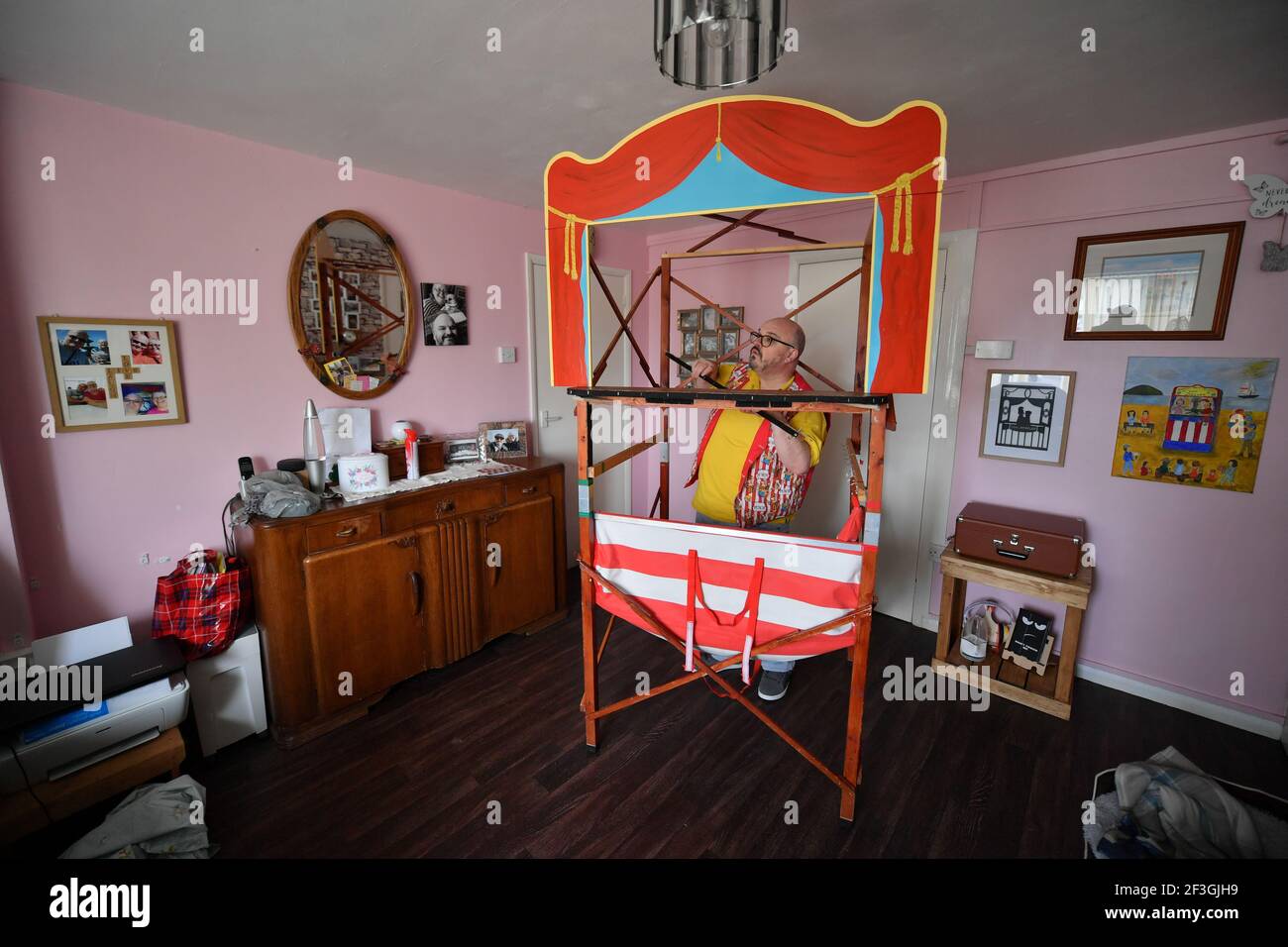 Professor Paul Wheeler erects his wooden traditional Punch & Judy booth ...