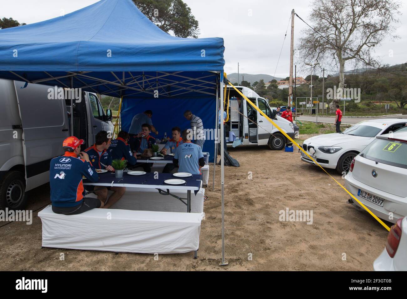 HYUNDAI SHELL MOBIS WRT team eating, reconnaissances, recce, during the ...