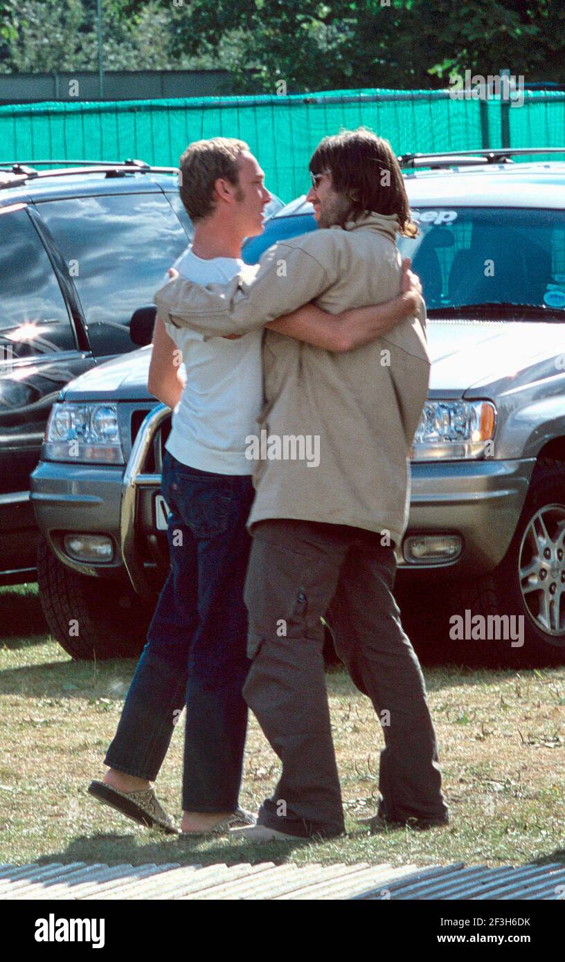 Steve Craddock and Liam Gallagher backstage at V Festival V2000 ...