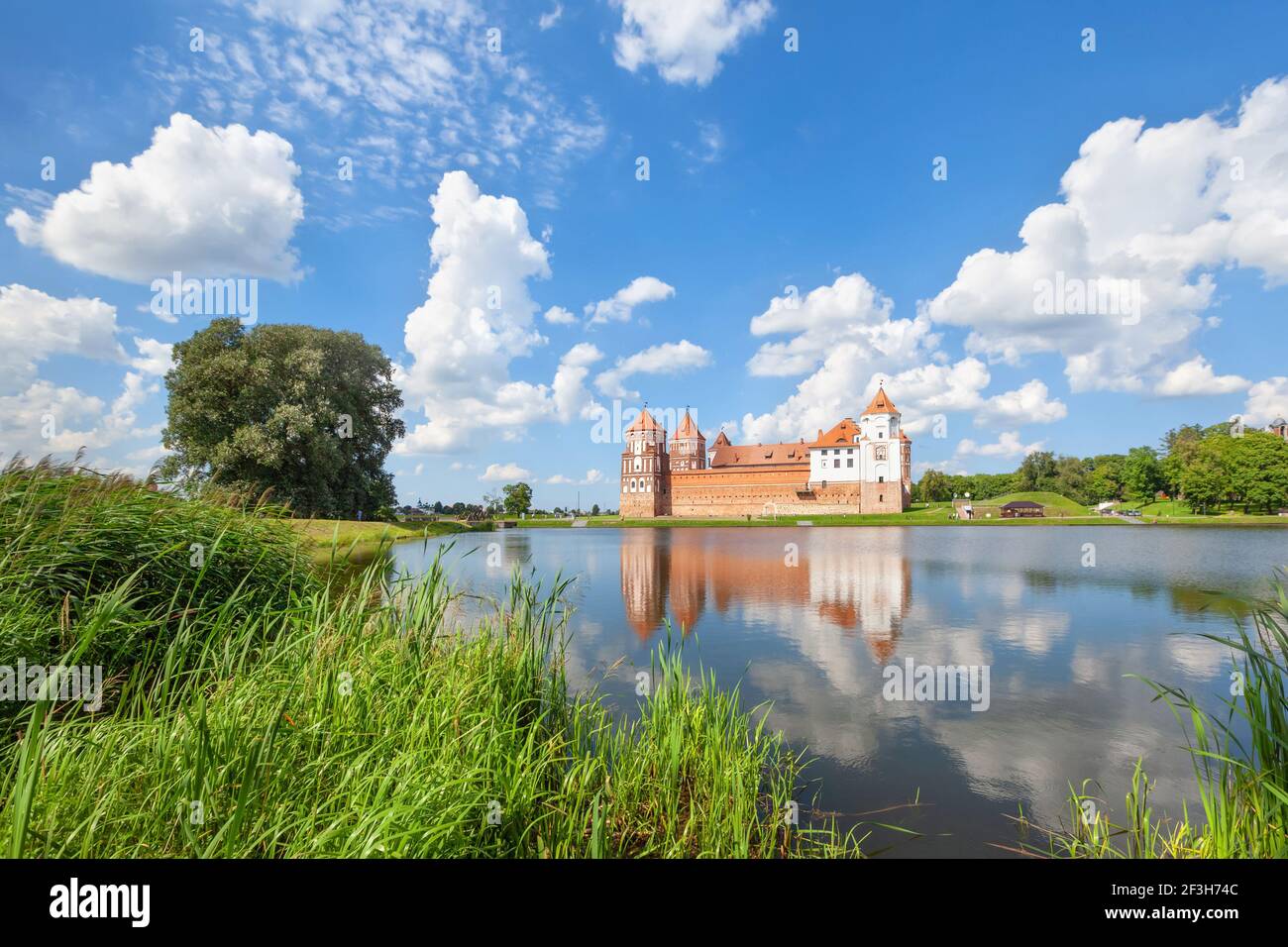 Summer castle landscape hi-res stock photography and images - Alamy