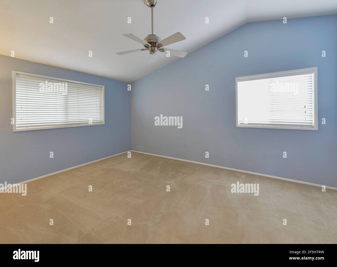 Empty room ceiling fan hi-res stock photography and images - Alamy