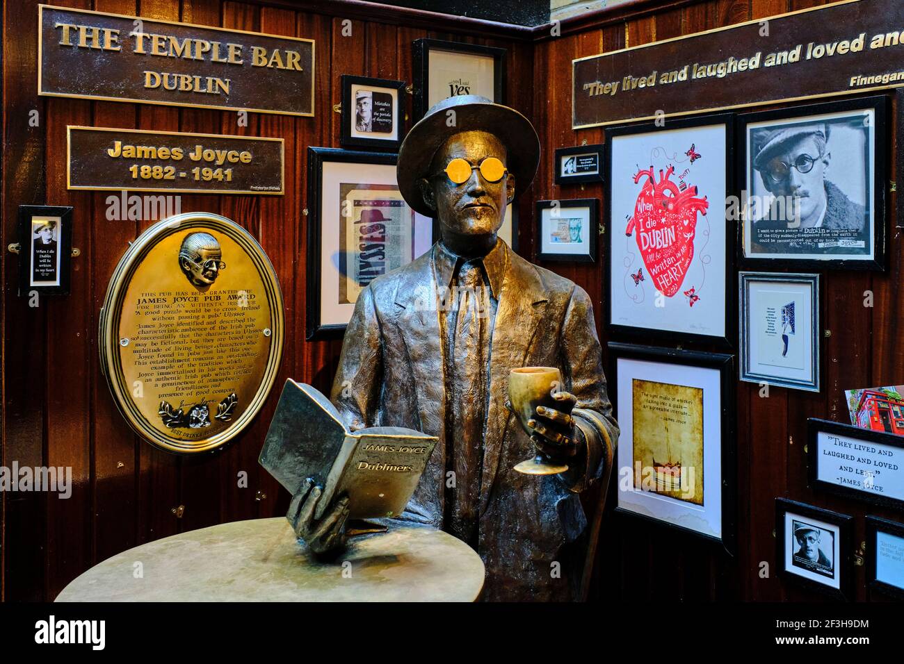 Republic of Ireland; Dublin, the touristic Temple Bar area, the Temple ...