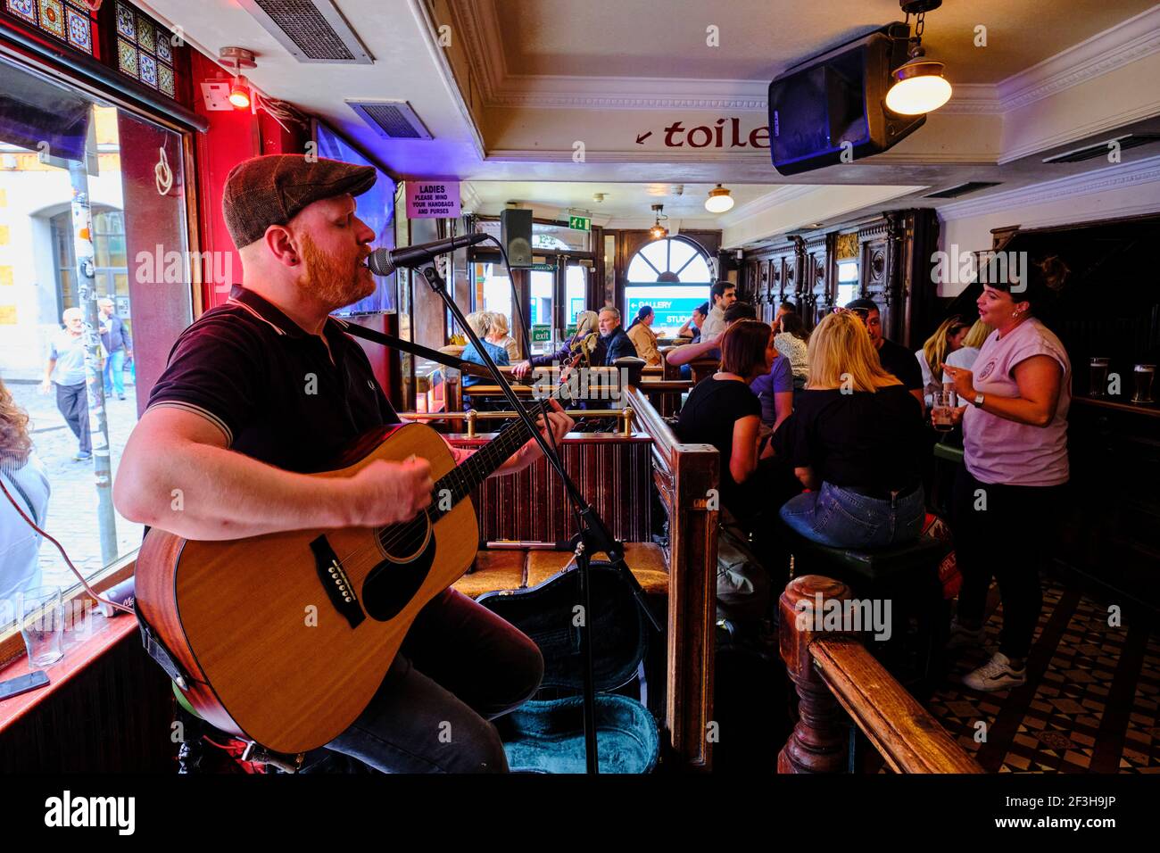 Republic of Ireland; Dublin, the touristic Temple Bar area, the Quays ...