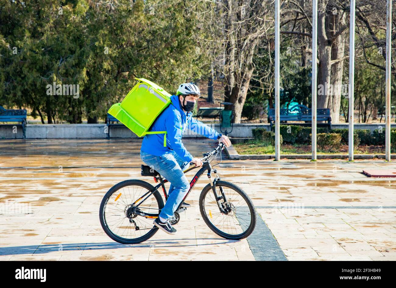 Delivery man riding bike wearing mask Stock Photo - Alamy Delivery man riding bike wearing mask Stock Photo - Alamy