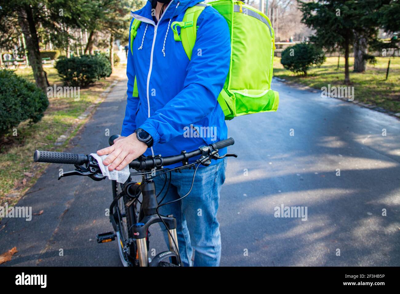 Delivery man riding bike wearing mask Stock Photo - Alamy Delivery man riding bike wearing mask Stock Photo - Alamy