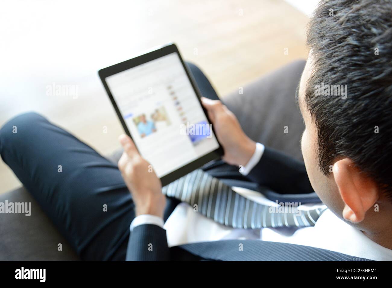 Hand holding tablet computer hi-res stock photography and images - Alamy
