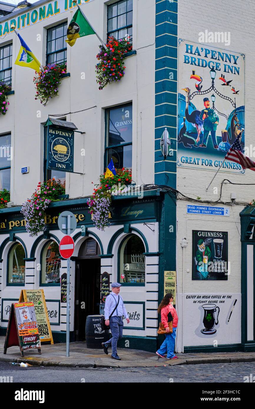 Republic of Ireland; Dublin, the touristic Temple Bar area, Ha'Penny ...