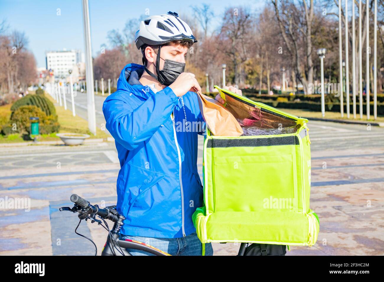 Delivery man riding bike wearing mask Stock Photo - Alamy Delivery man riding bike wearing mask Stock Photo - Alamy