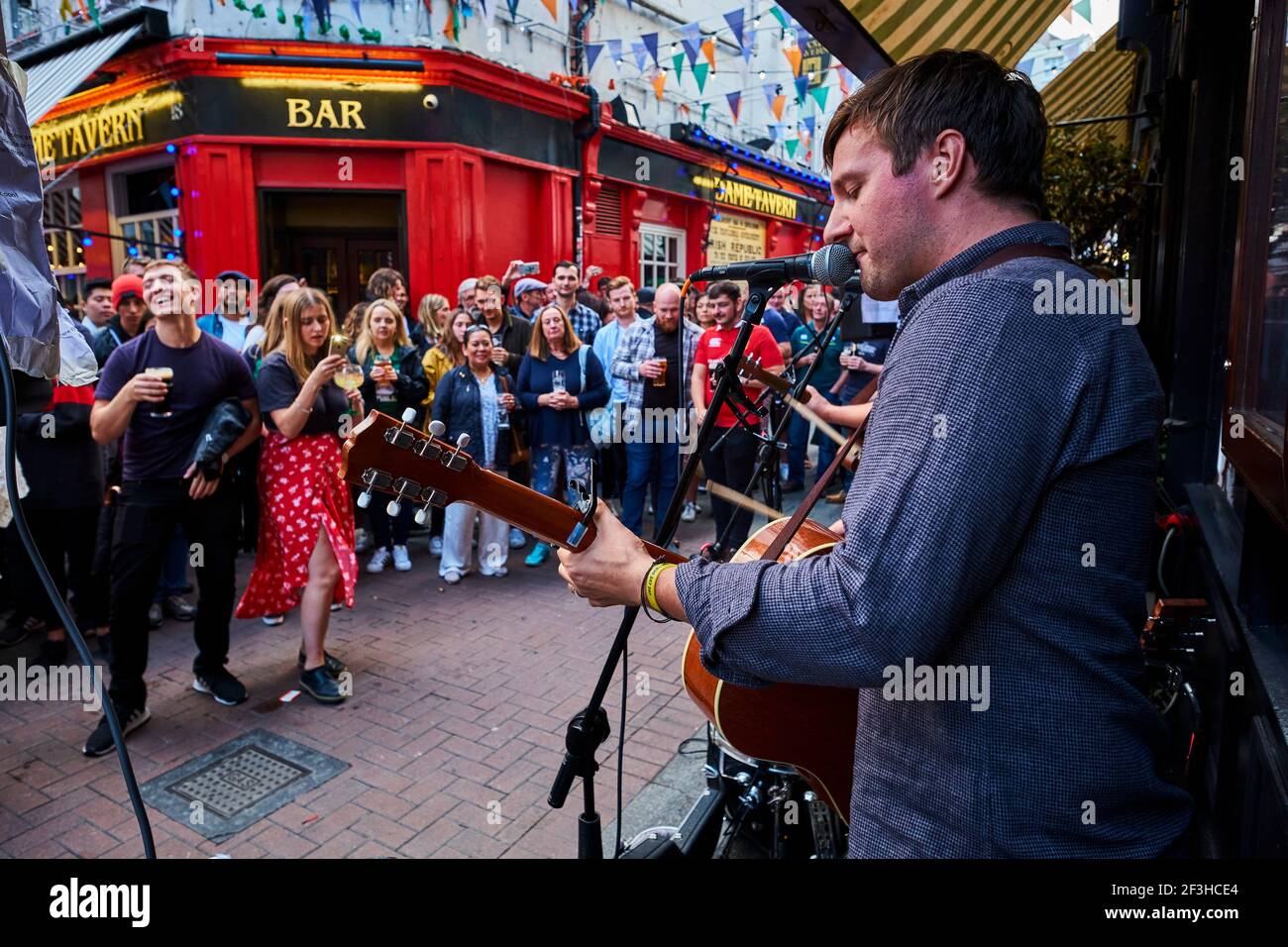 Republic of Ireland; Dublin, the touristic Temple Bar area, musicians ...