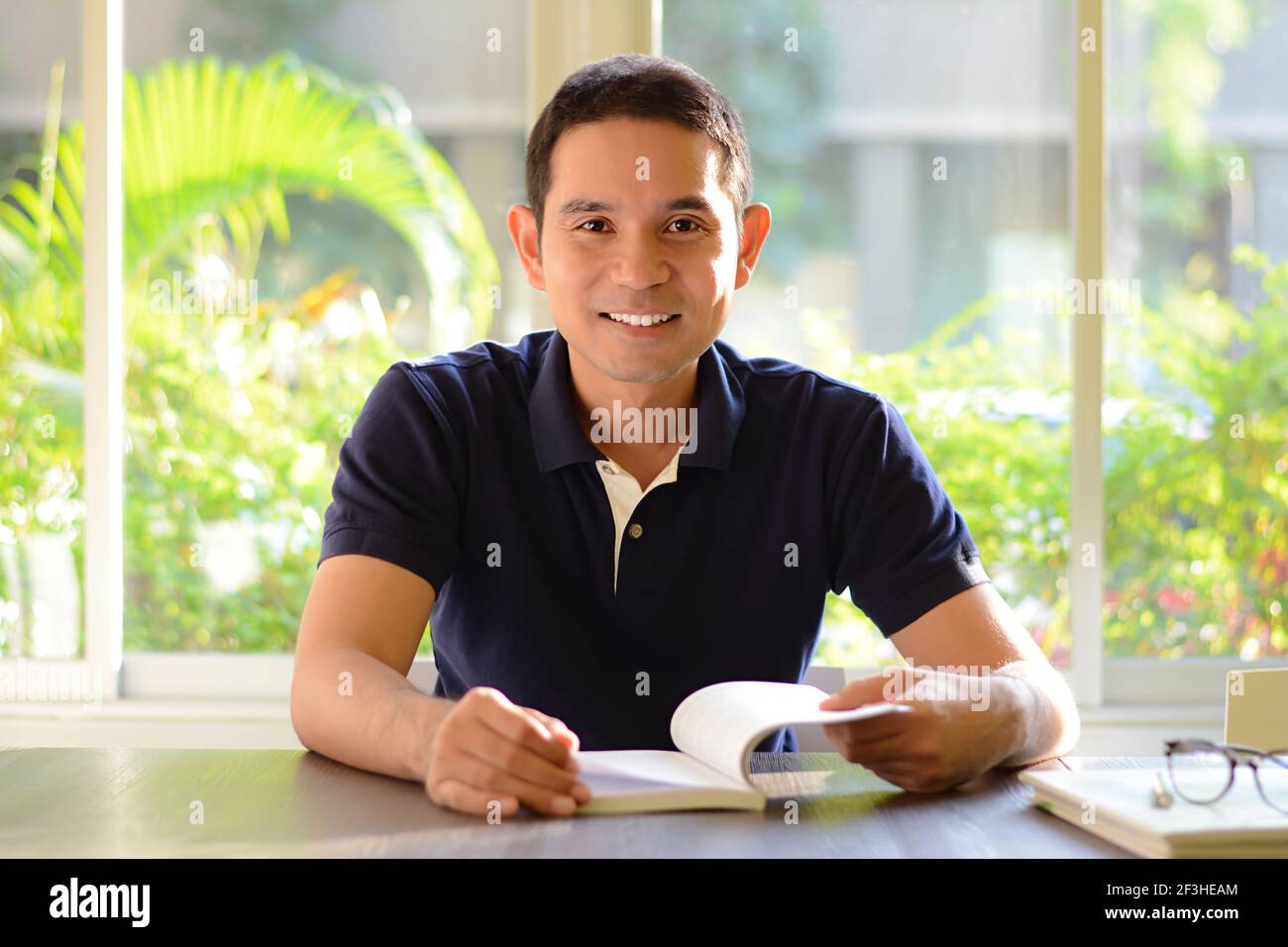 Reading table hi-res stock photography and images - Alamy