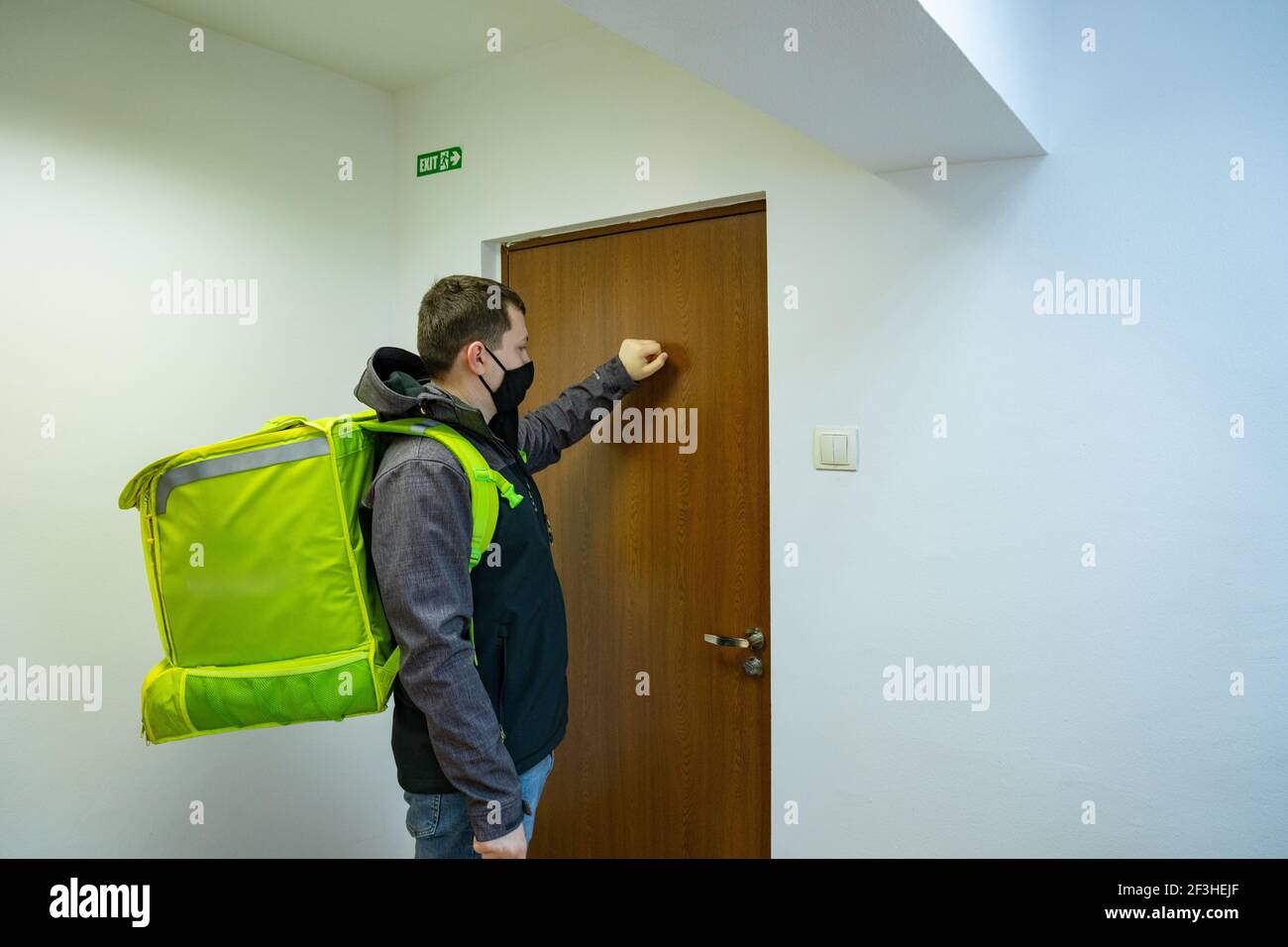 Delivery man at the door Stock Photo - Alamy