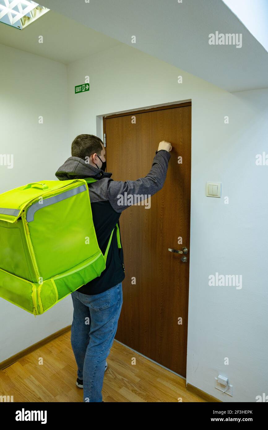 Delivery man at the door Stock Photo - Alamy