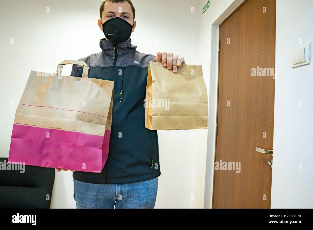 Delivery man at the door Stock Photo - Alamy