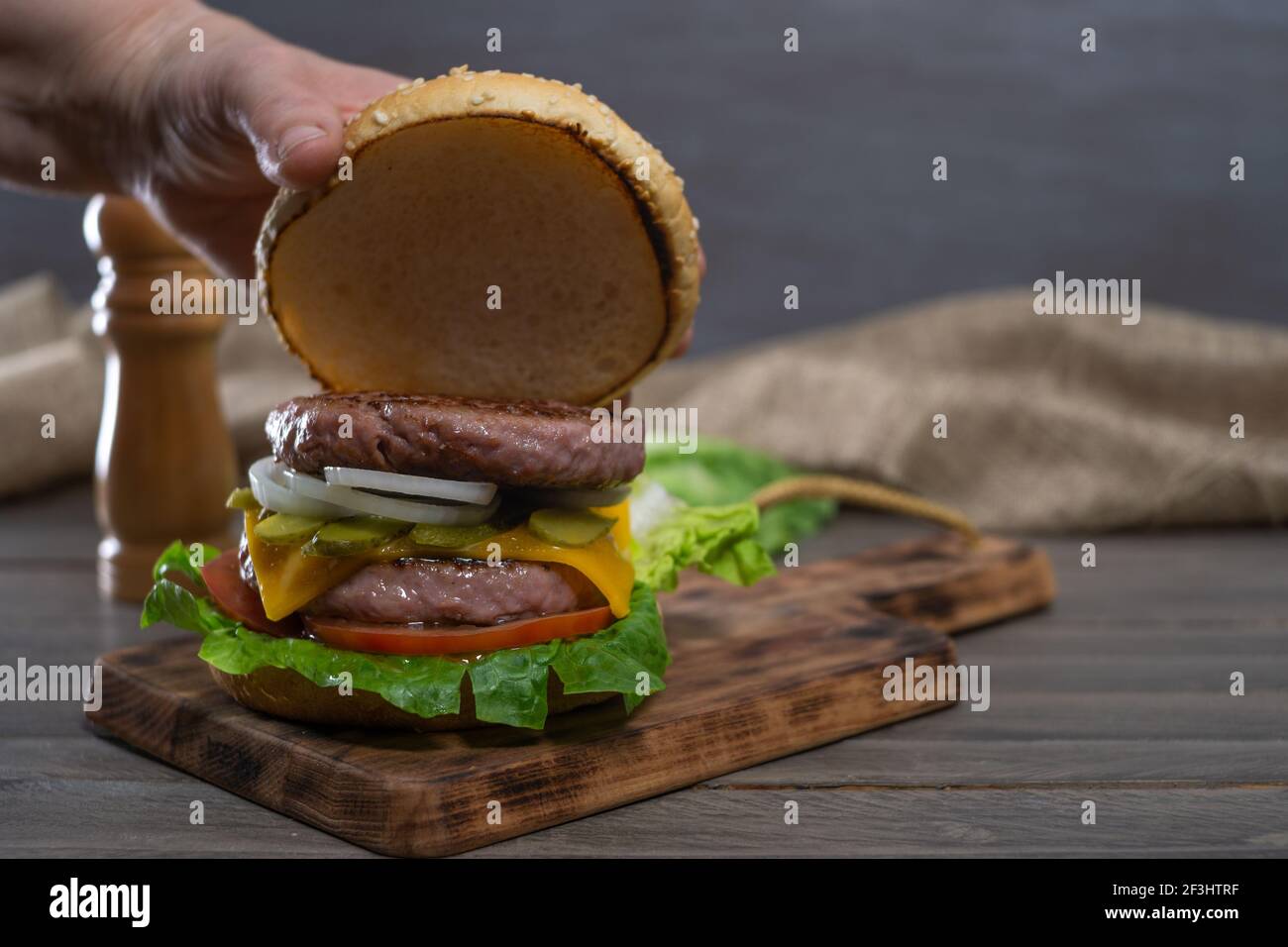 Complete burger with lettuce, cucumber, tomato, onion and cheddar ...