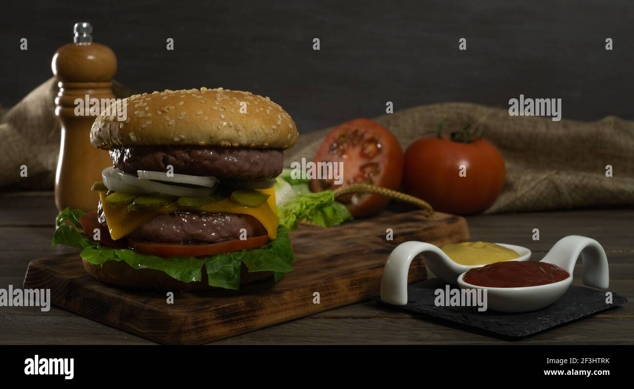 Complete burger with lettuce, cucumber, tomato, onion and cheddar ...