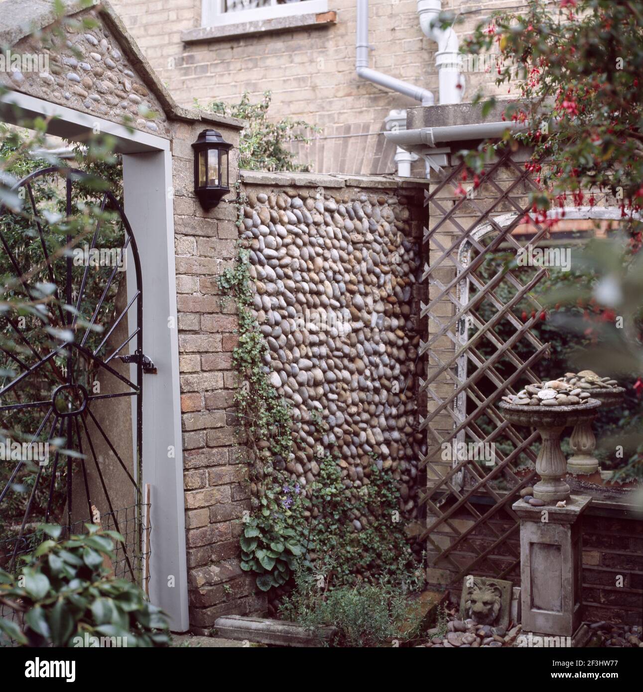 Pebble Courtyard High Resolution Stock Photography and Images - Alamy